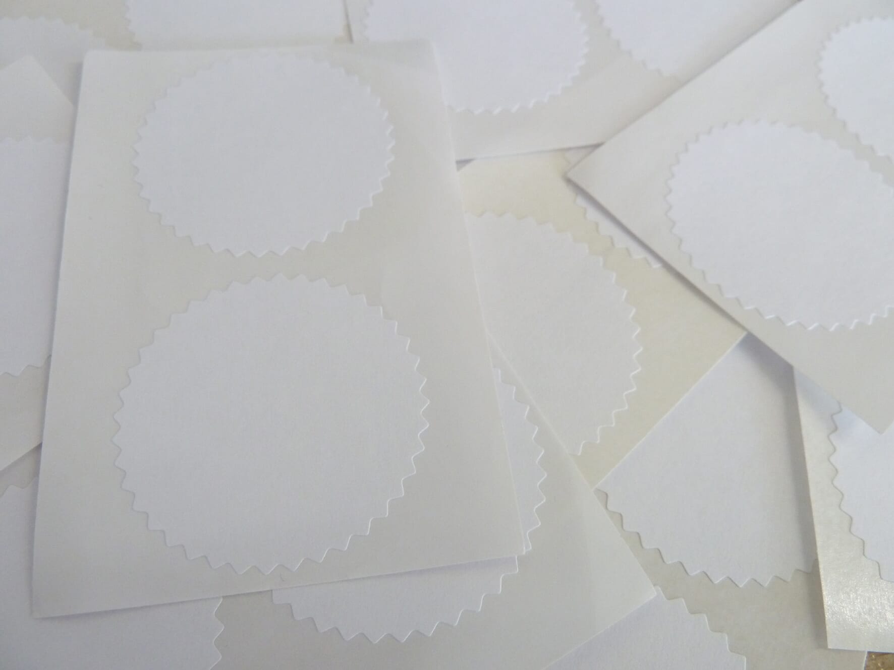 50 Pk 50mm Serrated Edge Seal Label | White | Stamps4u.co.uk