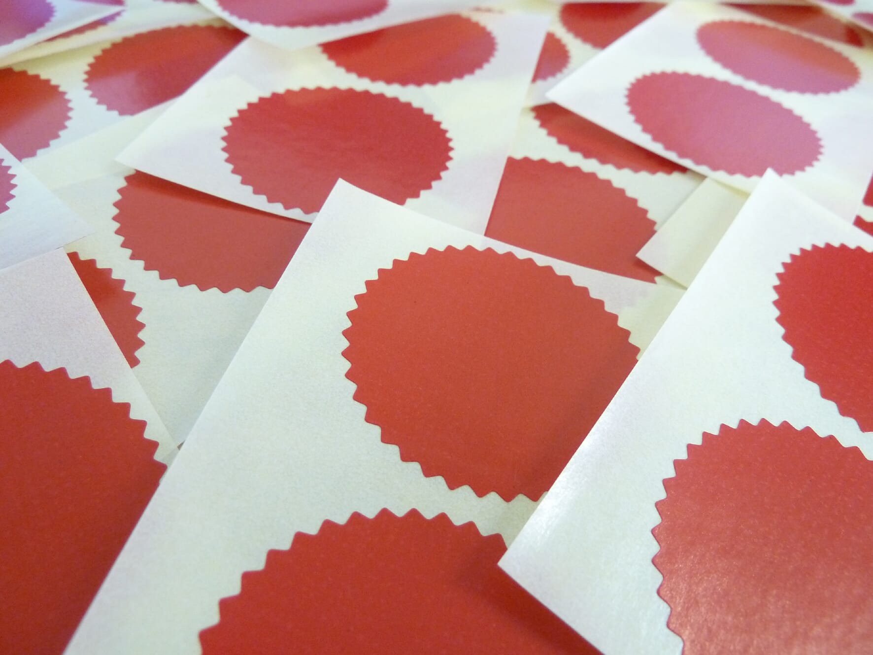 60Pk Serrated Edge Seal Label 42mm Dark Red | Stamps4u.co.uk